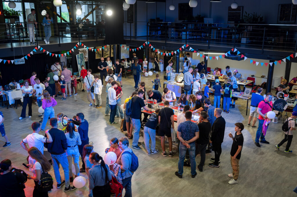 Peste 1000 de vizitatori au celebrat creativitatea și tehnologia la Chișinău Maker Faire 2025 ...